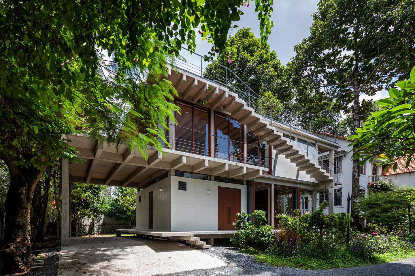 Experience the Ultimate Waterfront Living: SDA Architects Unveils Spectacular Floating House in ...